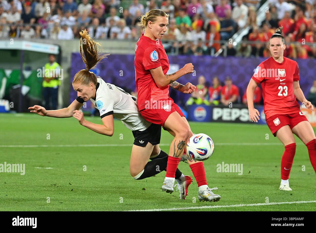From left: Sjoeke NUESKEN (GER), Olivia WOS (POL), action, duels ...