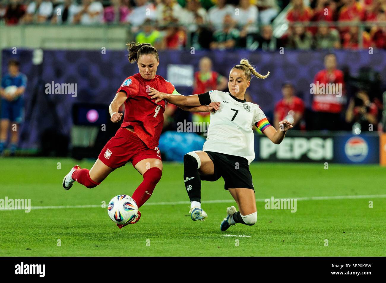 Zweikampf Ewa Pajor (Polen, 9), Giulia Gwinn (Deutschland, 7 ...