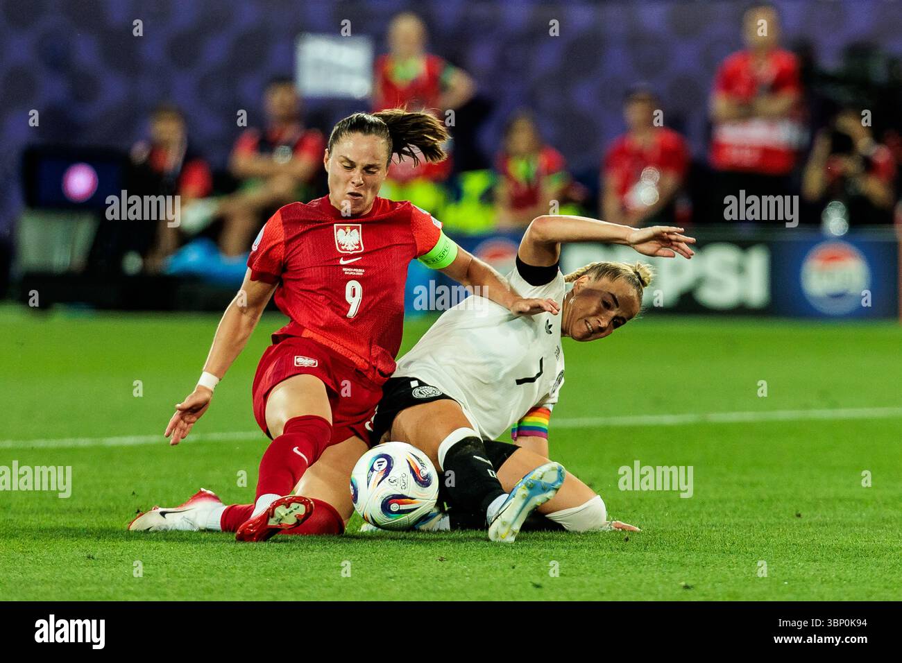 Zweikampf Ewa Pajor (Polen, 9), Giulia Gwinn (Deutschland, 7 ...