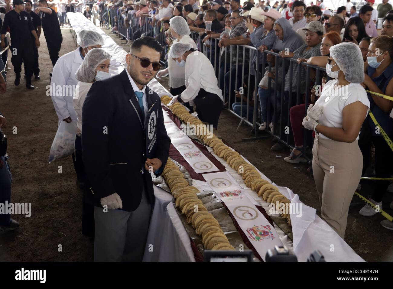Non Exclusive: Guinness World Records official adjudicator Alfredo ...