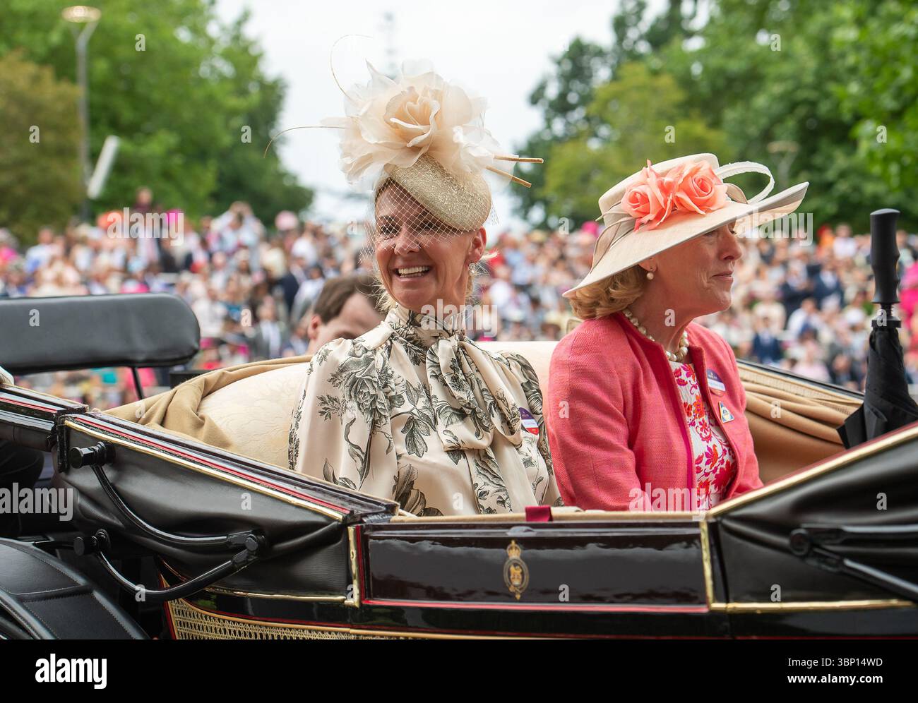 Ascot, Berkshire, UK. 21st June, 2025. Mrs David Howden (L) and Lady ...