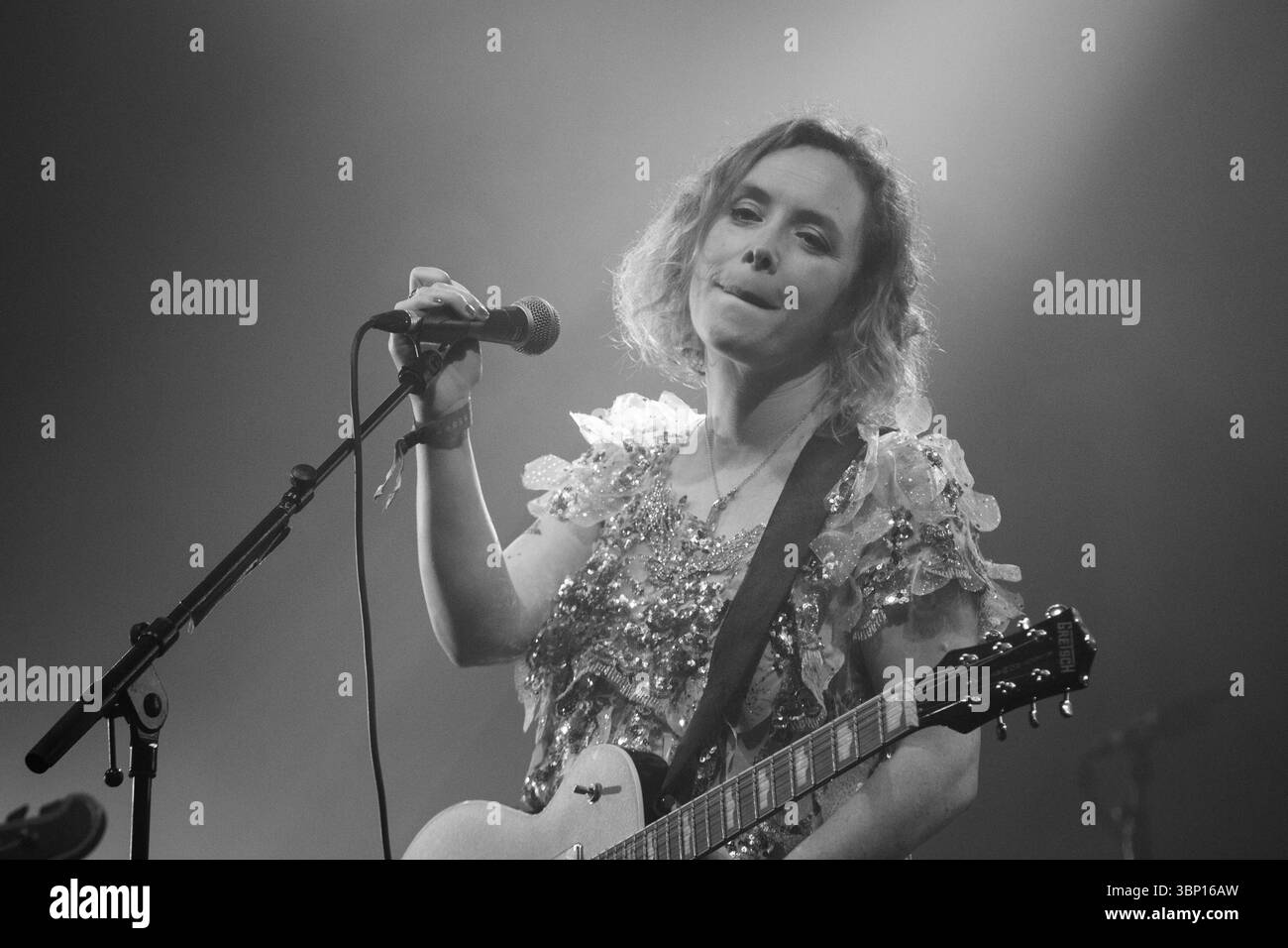 90s concert crowd Black and White Stock Photos & Images - Alamy