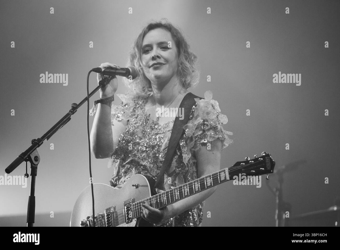 90s concert crowd Black and White Stock Photos & Images - Alamy
