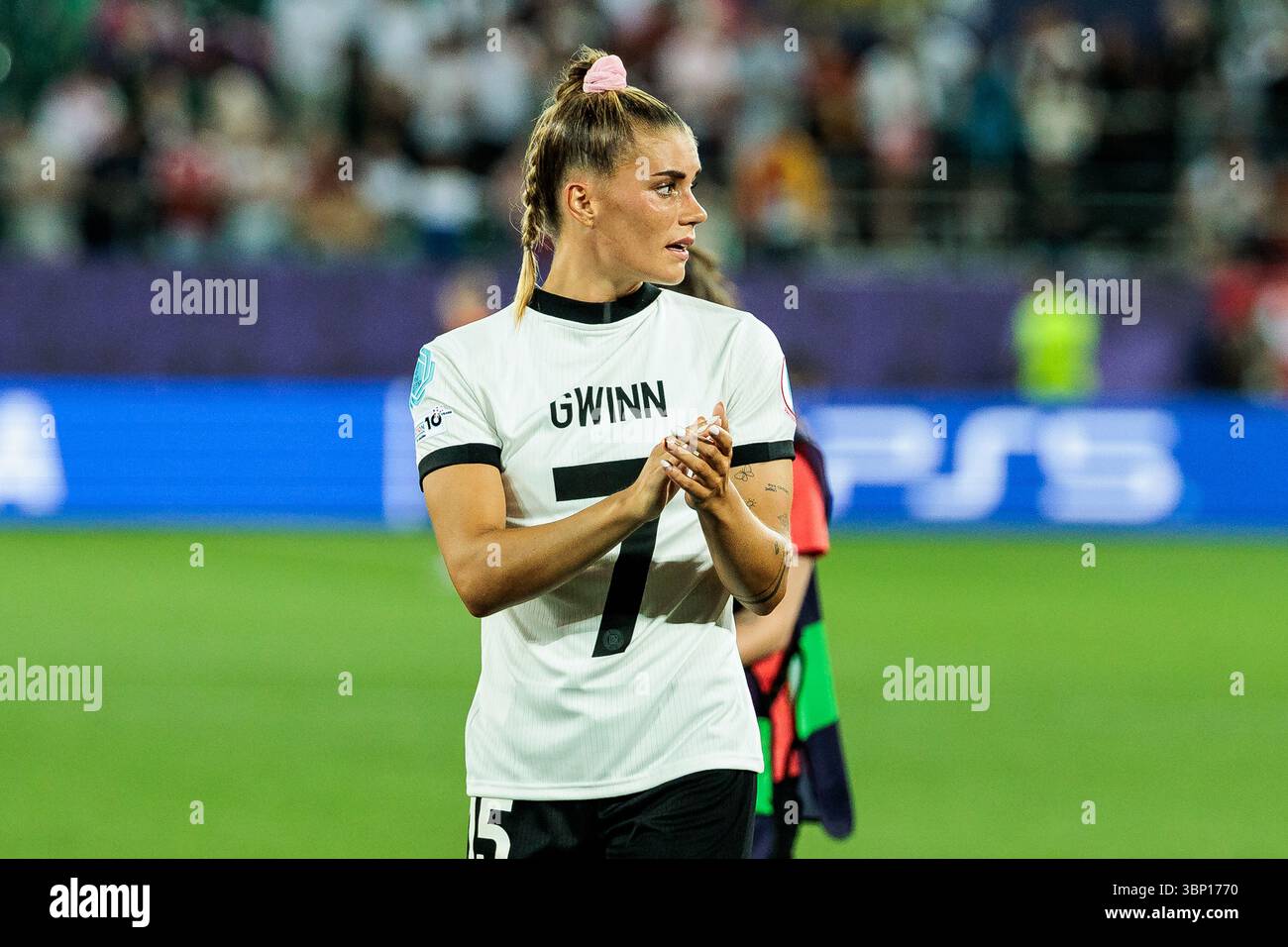 Selina Cerci (Deutschland, 15) dreht die Ehrenrunde bei den Fans im ...