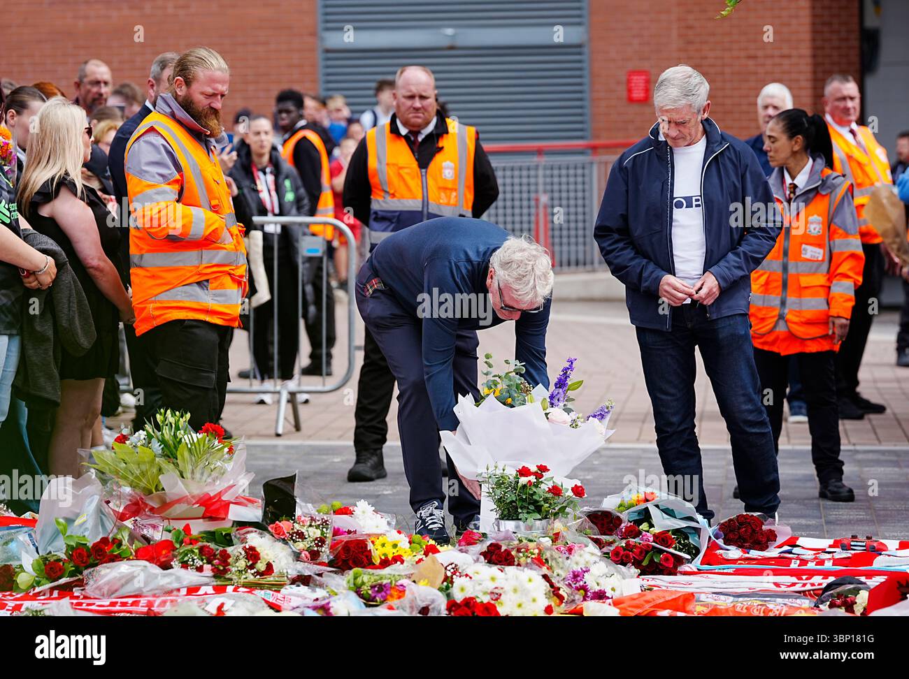 Everton manager David Moyes and assistant Alan Irvine lay a tribute at ...
