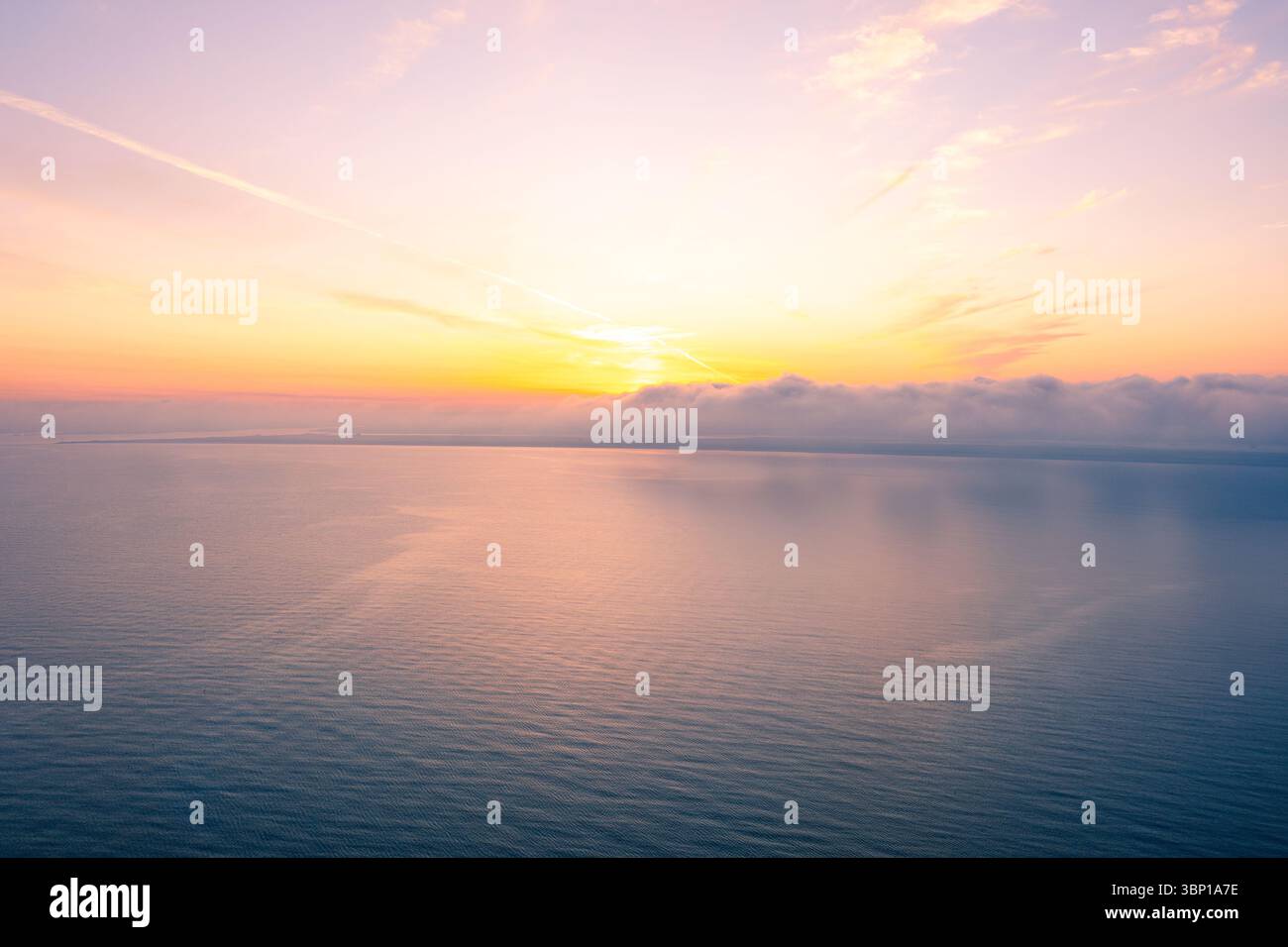 Horizon line across calm ocean scene hi-res stock photography and ...