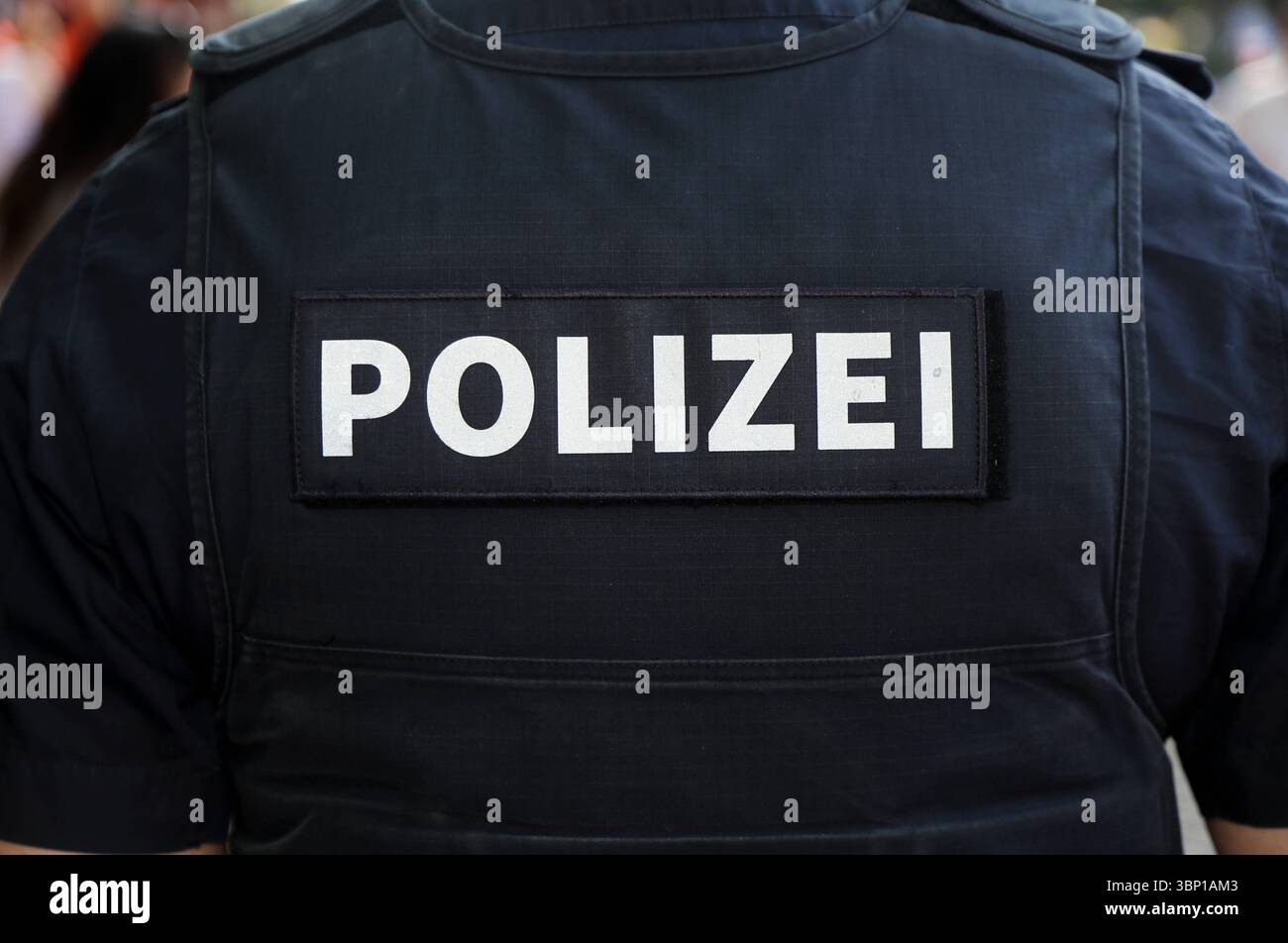 Auf dem rucken eines polizisten hi-res stock photography and images - Alamy