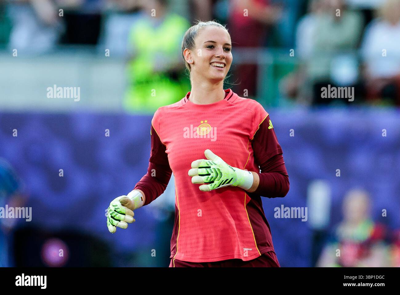 Ena Mahmutovic (Deutschland, 21) lachend im Warm Up UEFA Women?s Euro ...