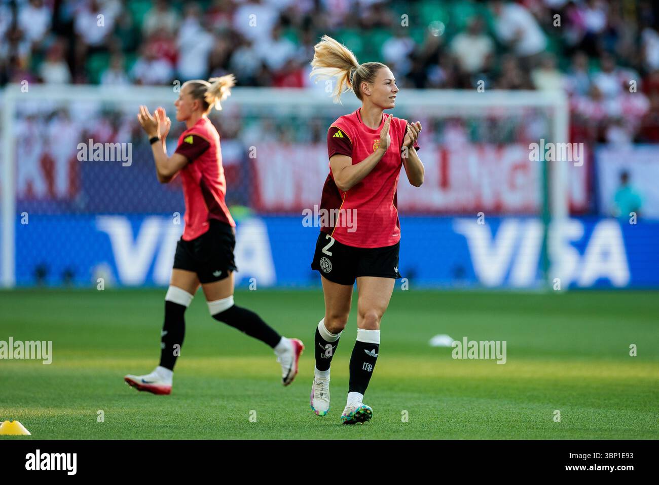 Sarai Linder (Deutschland, 2) im Warm Up, applaudiert Richtung Fans ...