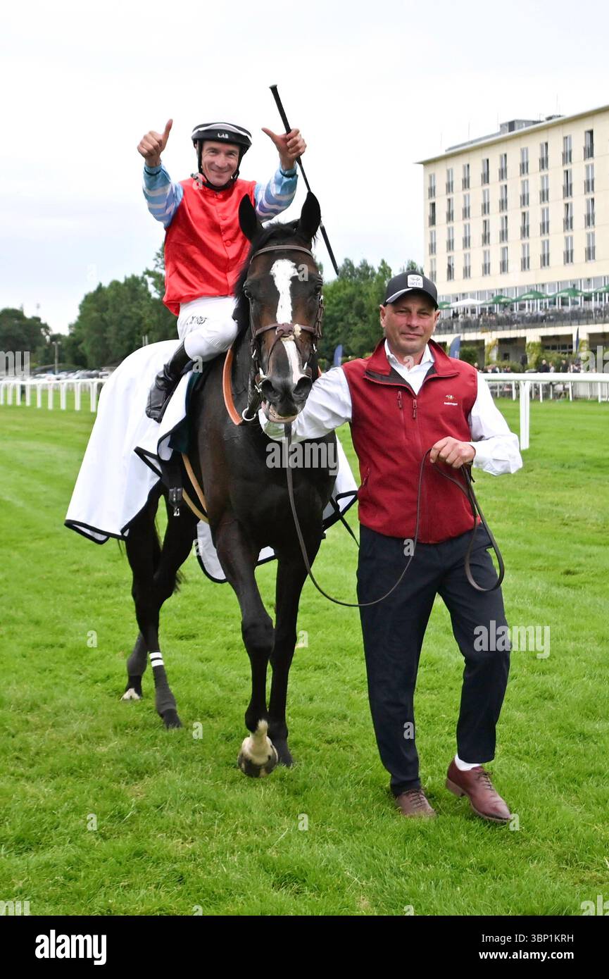 05.07.2025, Galopprennbahn Hamburg-Horn, Galopp Derby 2025, my-bed.eu - Langer Hamburger im Bild ...