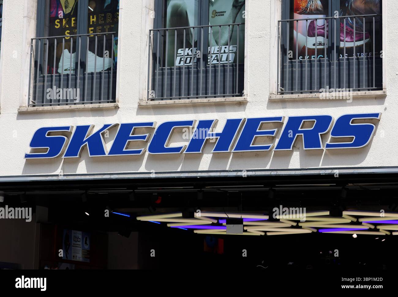Hier im Bild das Logo der Firma Sketchers in München, Freizeit-Sneaker ...