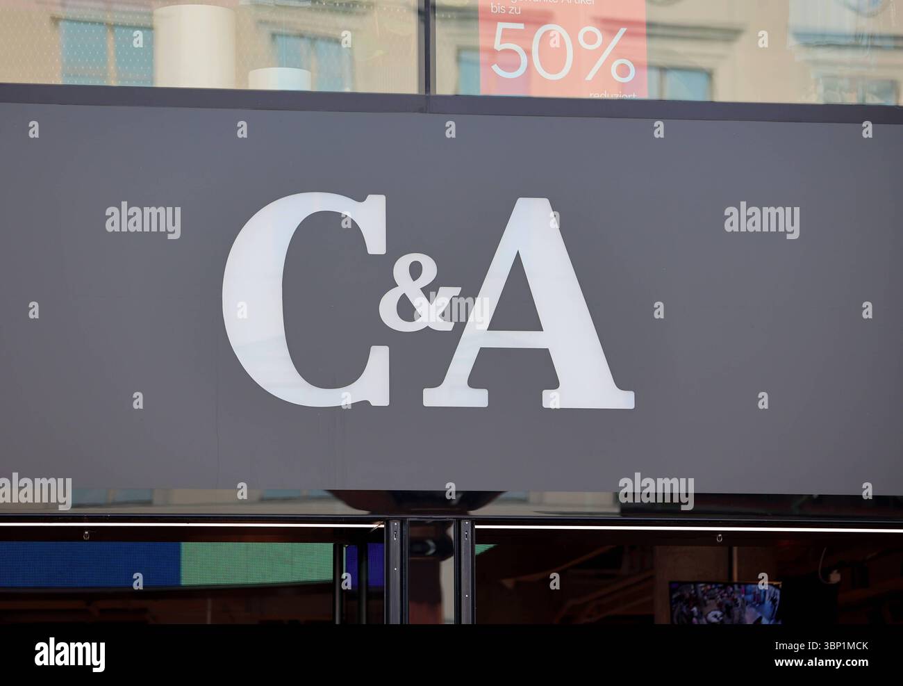 Hier im Bild das Logo der Firma C&A in München, Handelskette ...