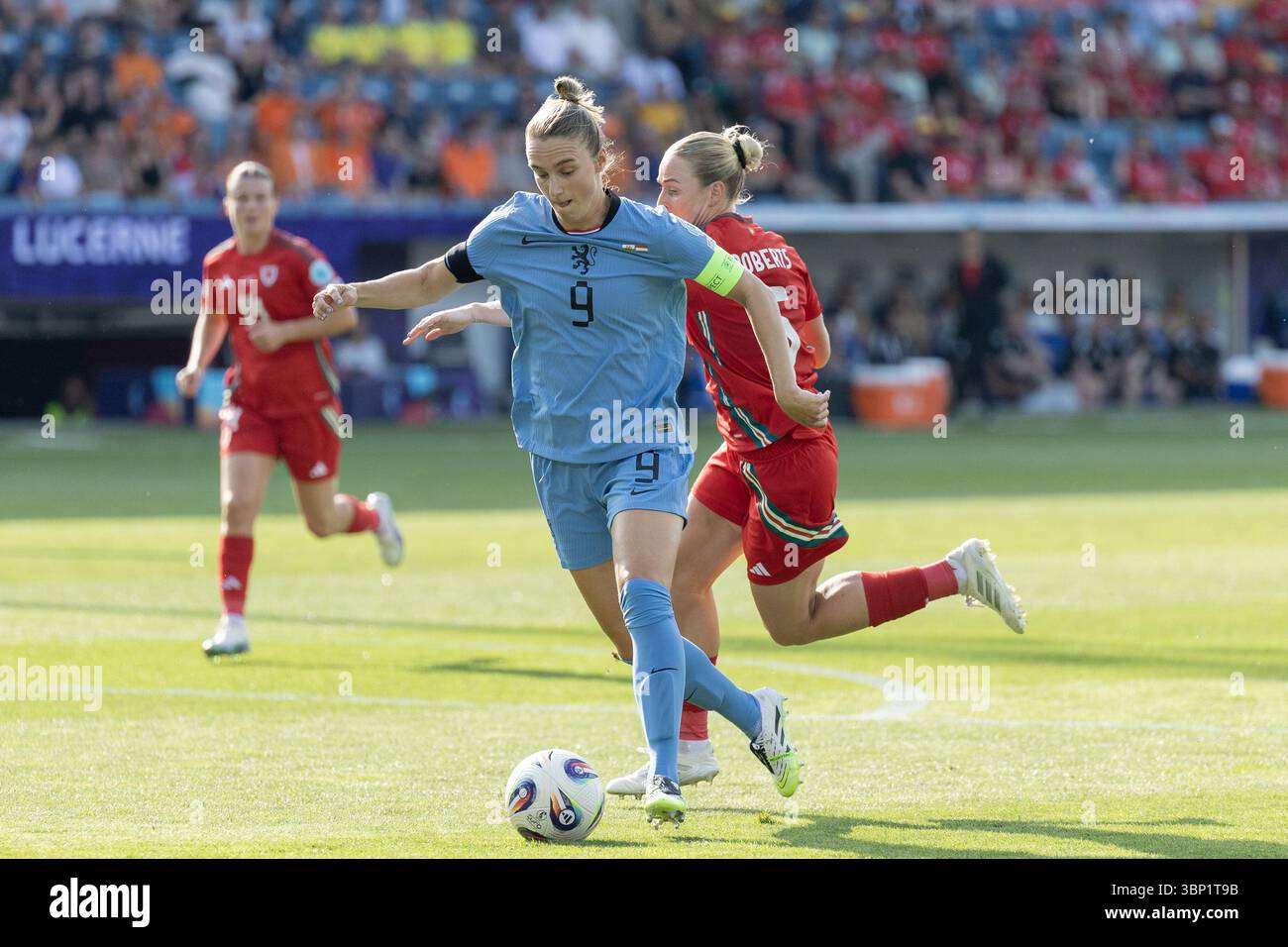 LUZERN- (l-r) Vivianne Miedema of Holland , Rhiannon Roberts of Wales ...