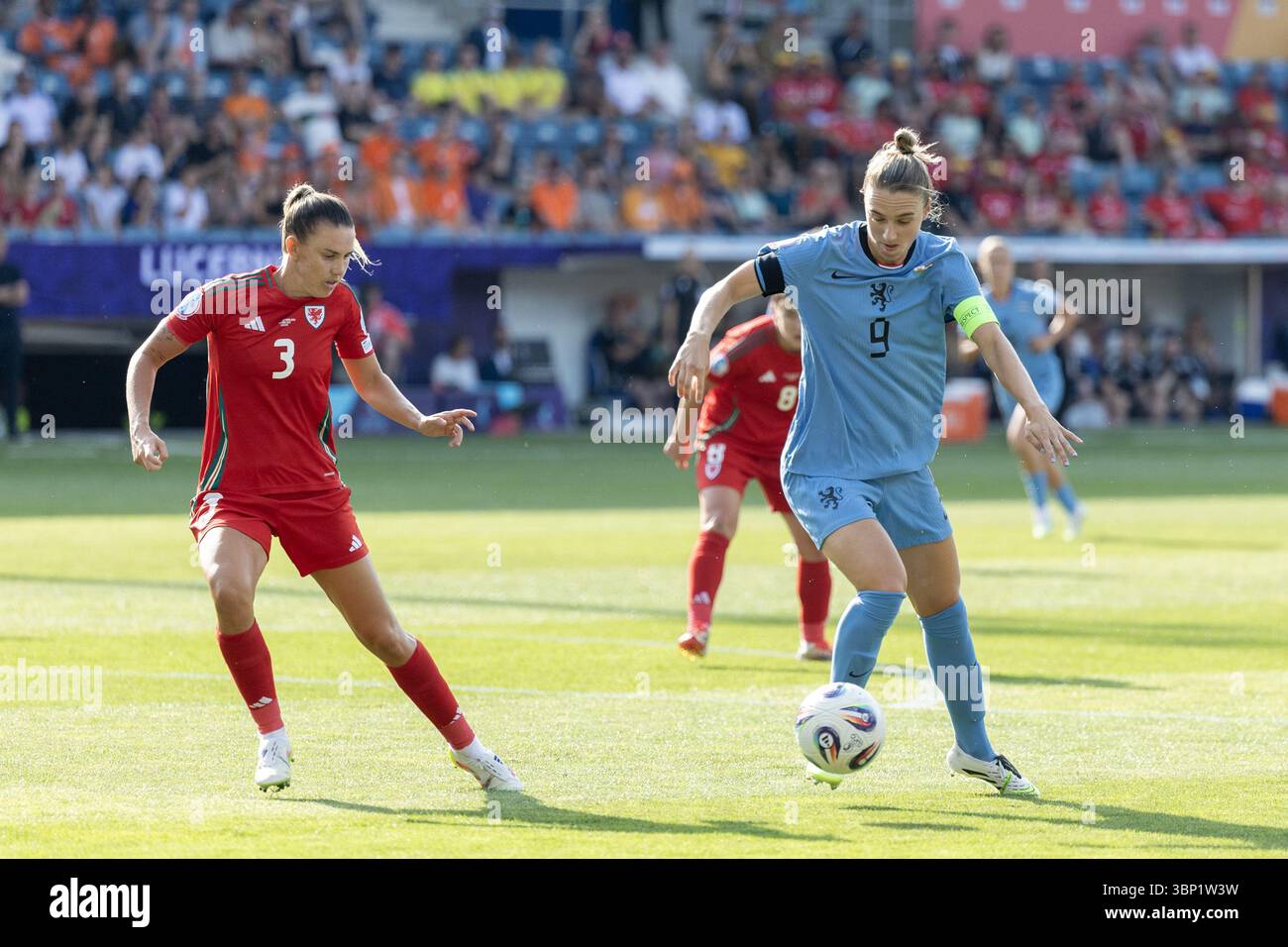 LUZERN- (l-r) Gemma Evans of Wales, Vivianne Miedema of Holland during ...