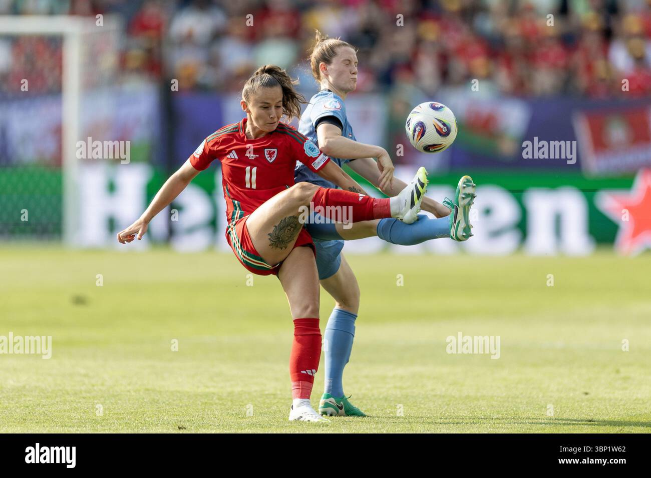 LUZERN- (l-r) Hannah Cain of Wales, Veerle Buurman of Holland during ...