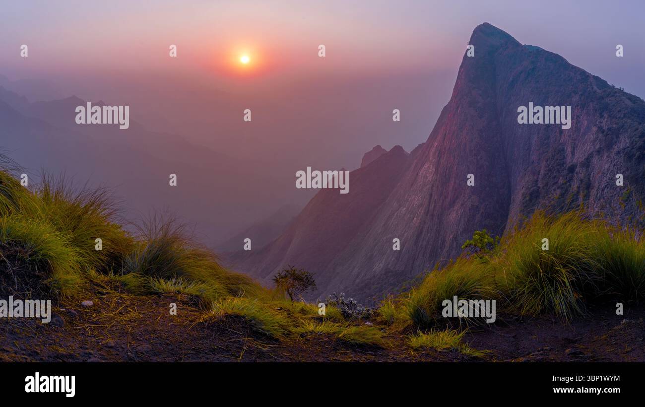Panoramic view of the sunrise from the Kolukkumalai Mountain peak ...
