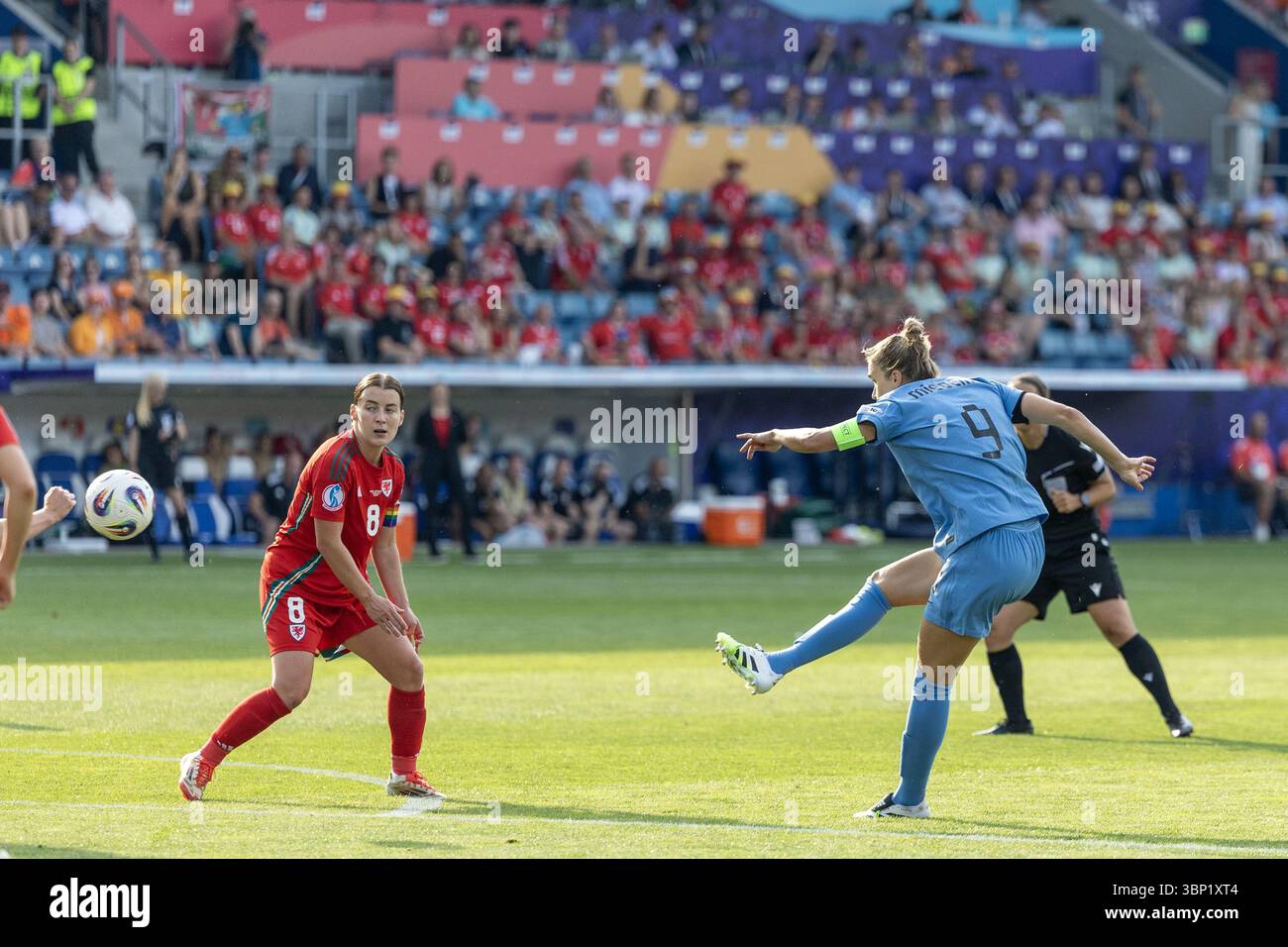 LUZERN- (l-r) Angharad James of Wales, Vivianne Miedema of Holland ...
