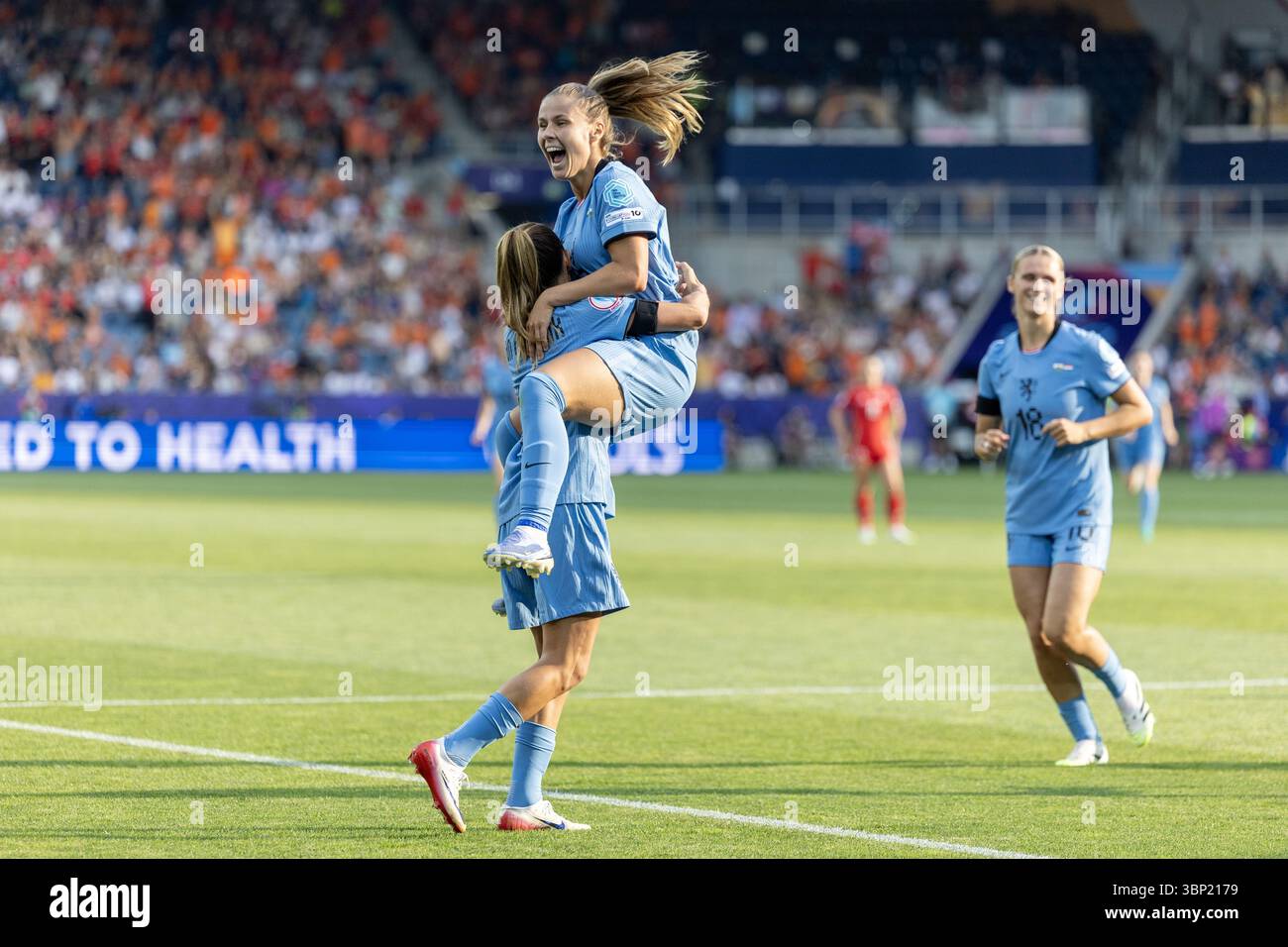 LUZERN- (l-r) Danielle van de Donk of Holland , Victoria Pelova of ...