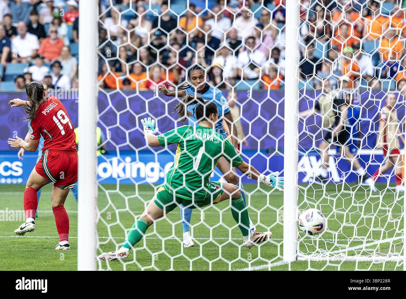 LUZERN- (l-r) Ella Powell of Wales, Esmee Brugts of Holland scores 0-3 ...