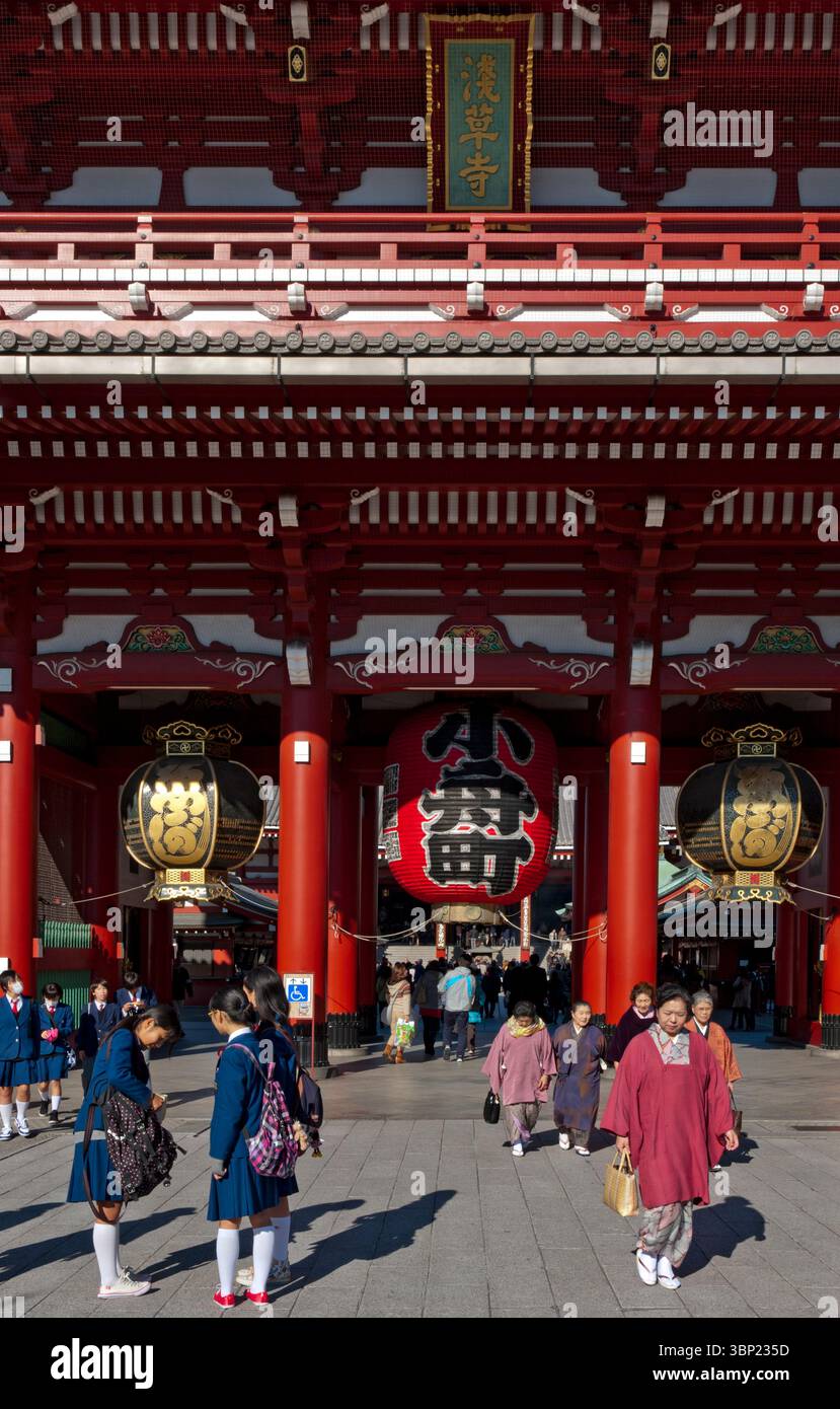 Sensoji is the oldest Buddhist temple in Tokyo. View of the Hozomon ...
