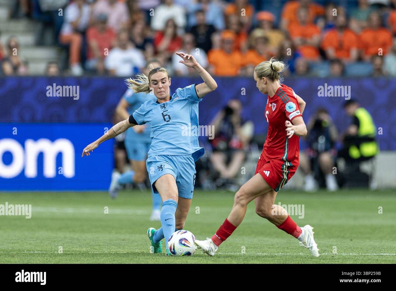 LUZERN- (l-r) Jill Roord of Holland , Rhiannon Roberts of Wales during ...