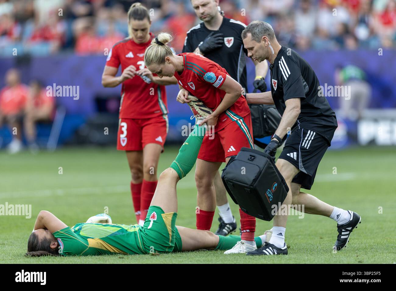 LUZERN- injury Wales goalkeeper Olivia Clark during the European ...