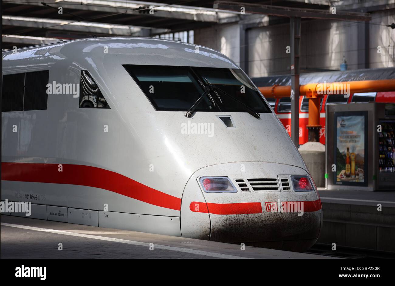Hier im Bild der Triebkopf eines ICE am Münchner Hauptbahnhof ...