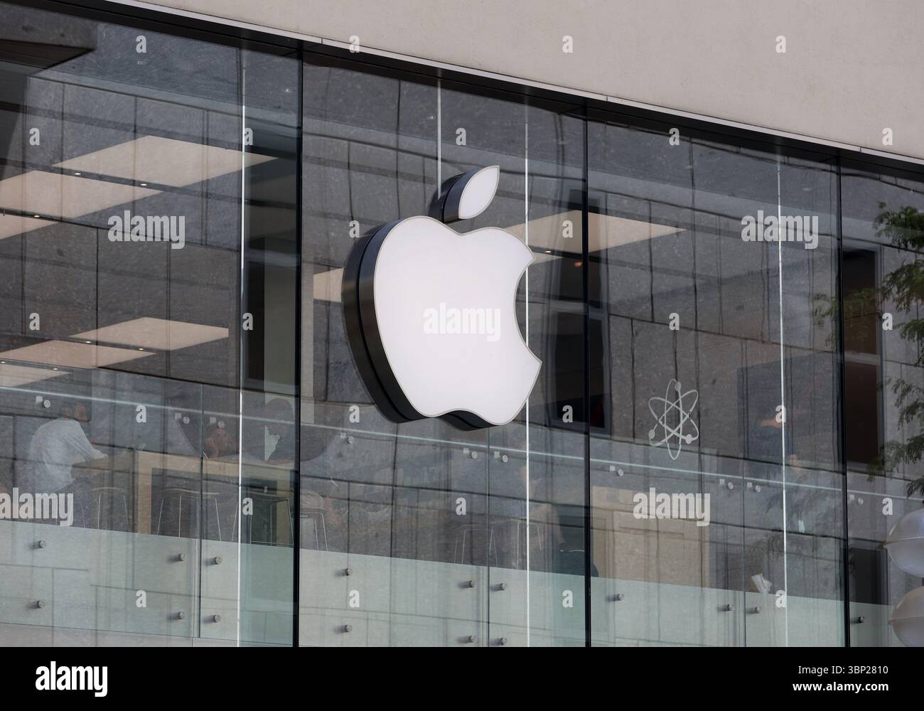 Hier im Bild das Logo von Apple am Applestore in München, Symbolbild ...