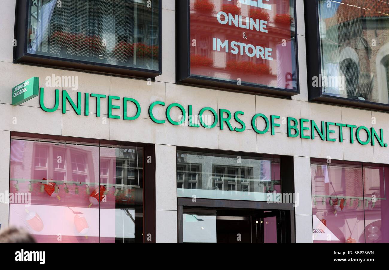 Hier im Bild das Logo der Firma United Colors of Benetton in München ...