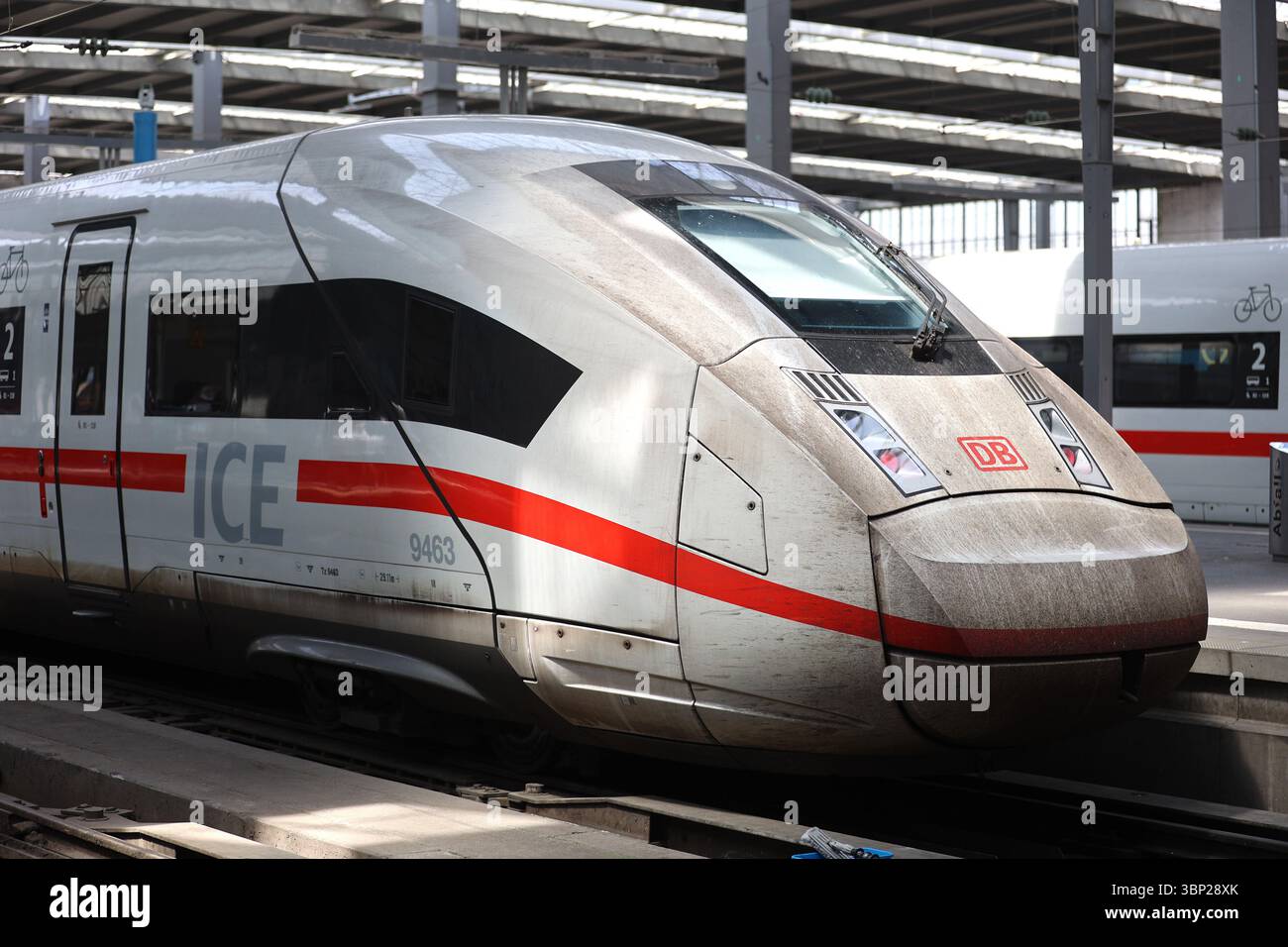Hier im Bild der Triebkopf eines ICE am Münchner Hauptbahnhof ...