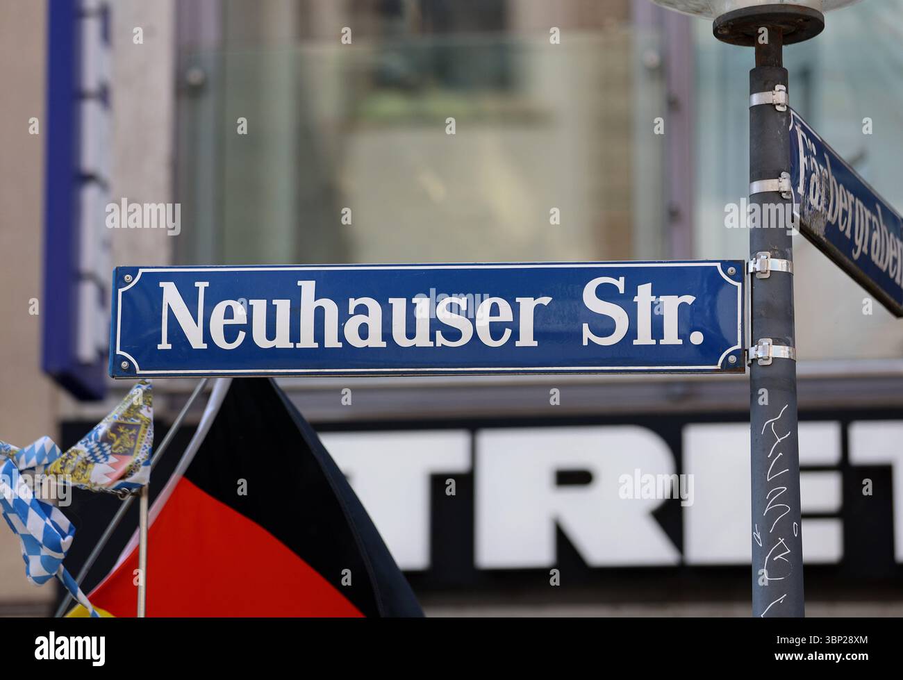 Hier im Bild das Strassenschild Neuhauserstrasse, Einkaufsstrasse ...