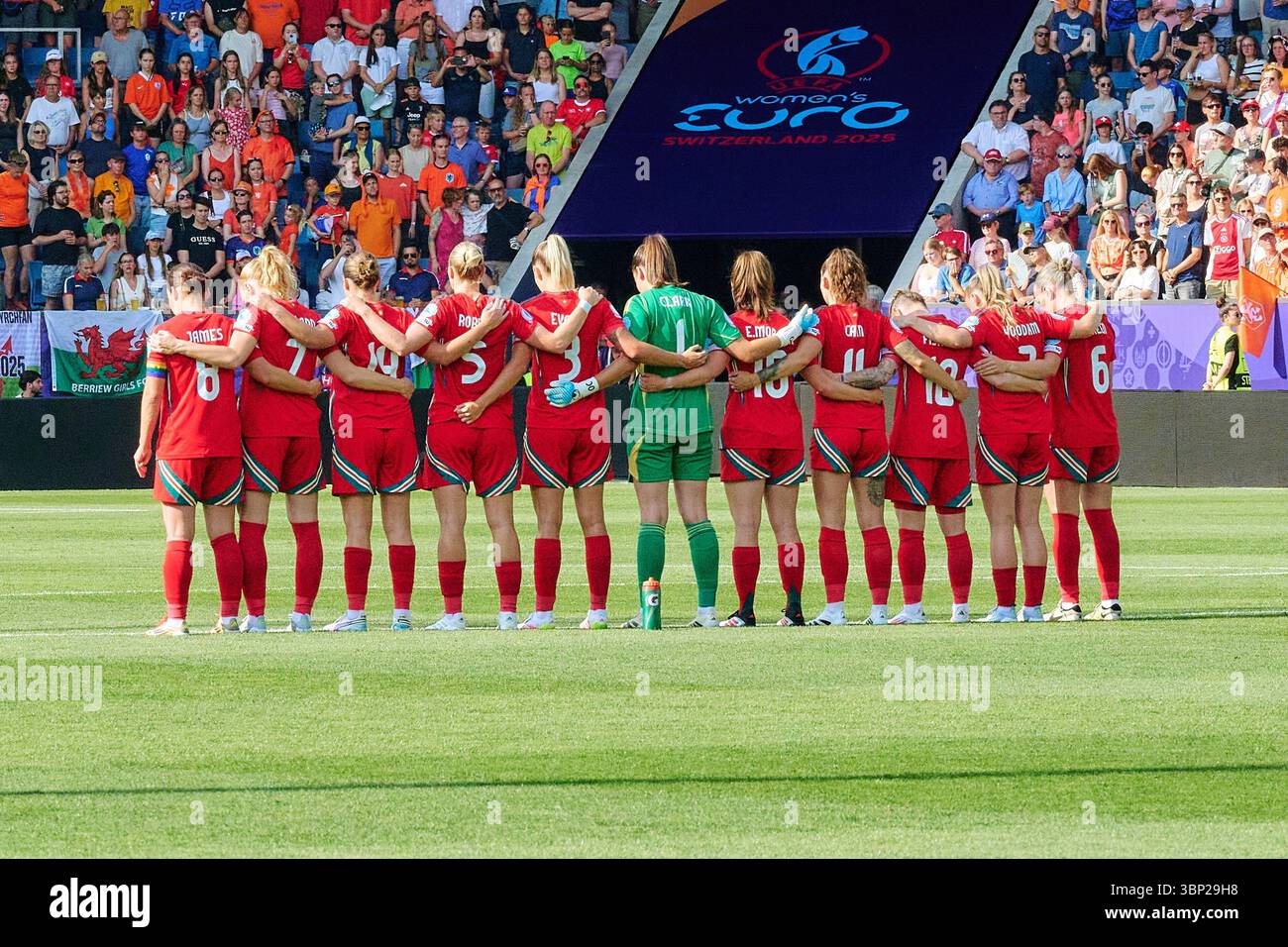 Luzern, Deutschland. 05th July, 2025. Die walisische Frauenfu?ball-Nationalmannschaft posiert ...