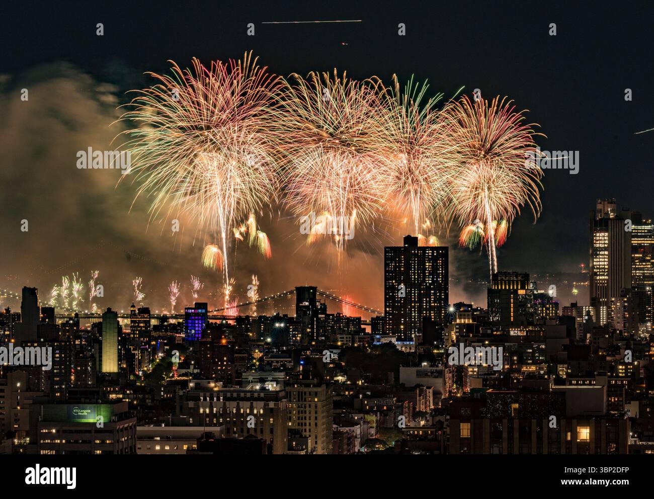 Fireworks explode over the East River and Brooklyn Bridge during the ...