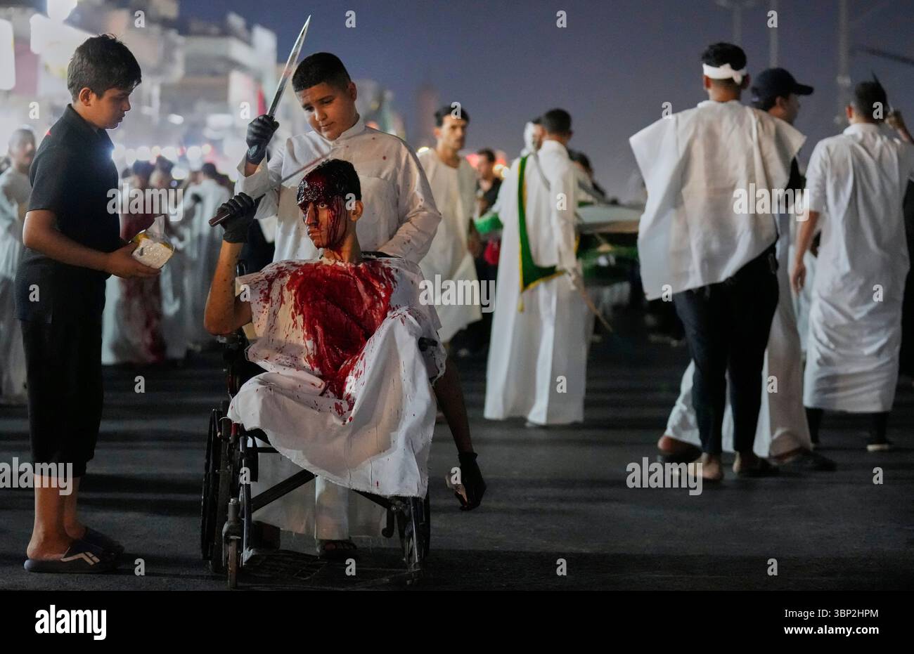 Shiite men bleed from self-inflicted wounds after cutting their heads ...