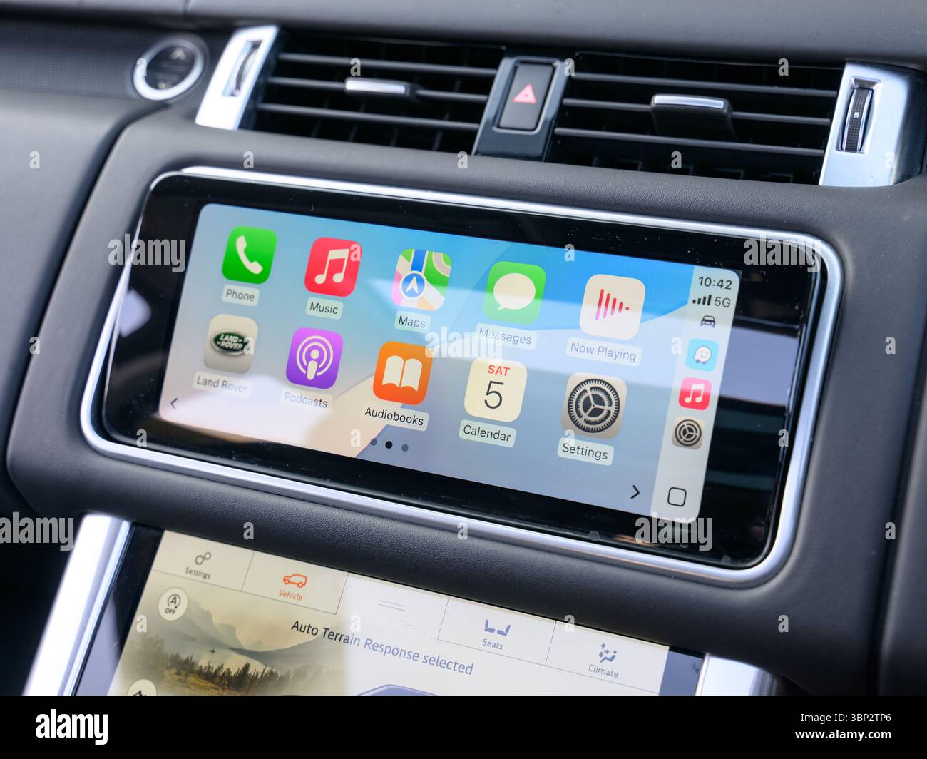 View of Apple Carplay on a car infotainment screen Stock Photo - Alamy