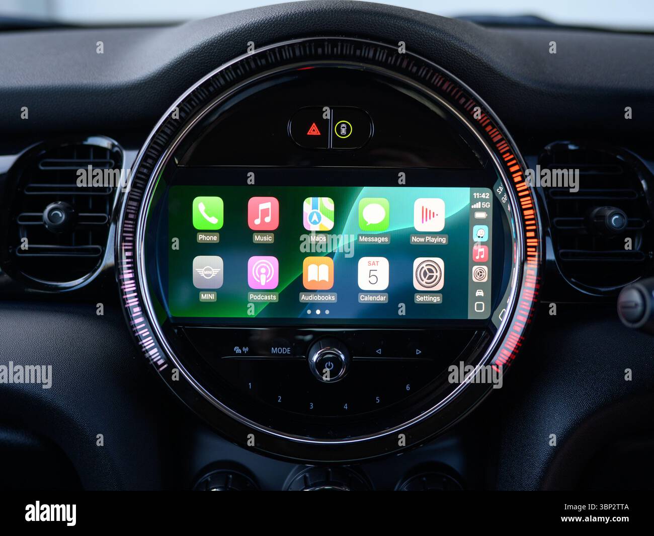 View of Apple Carplay on a car infotainment screen Stock Photo - Alamy