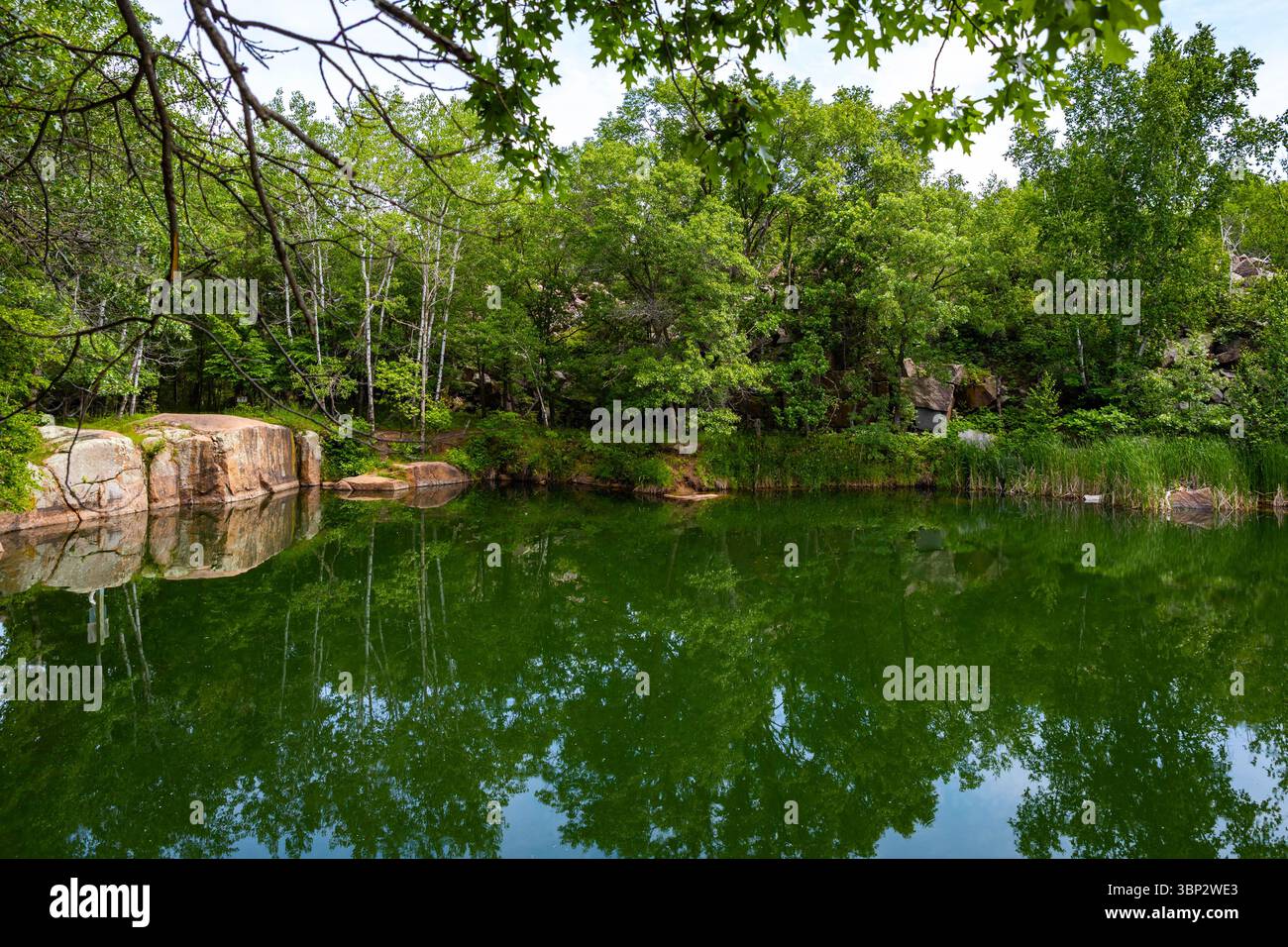 A dramatic public lake cliff at Quarry Park and Nature Preserve Stock ...