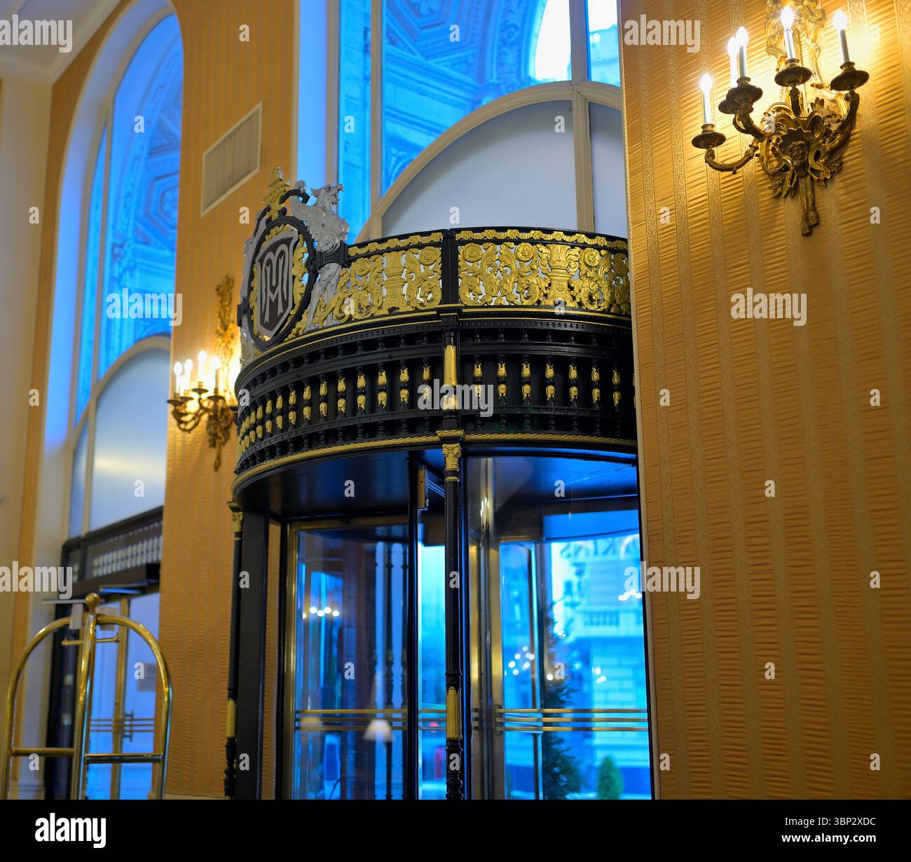 The iconic Mark Hopkins Intercontinental hotel with the Nob Hill Club ...