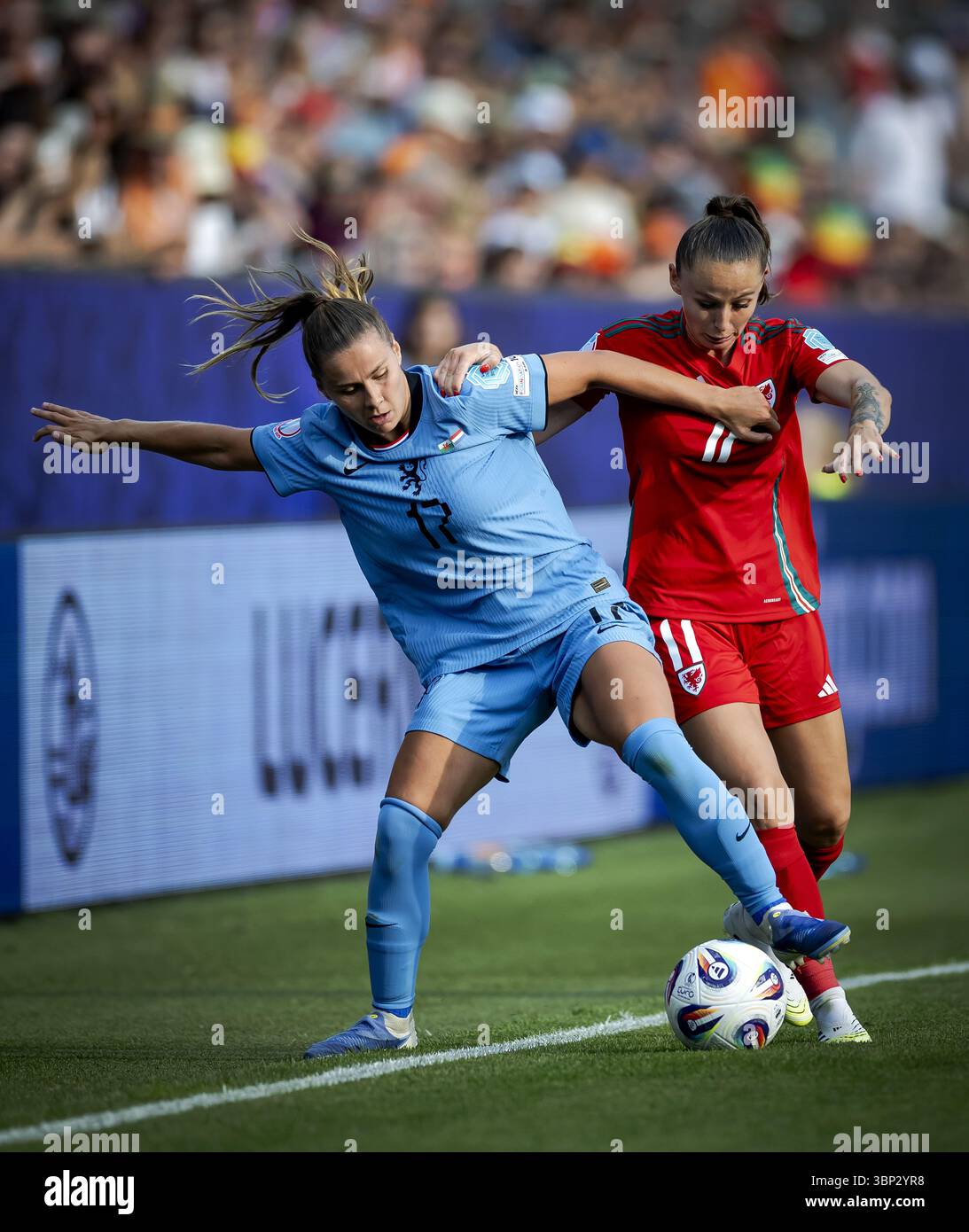 LUZERN- (l-r) Victoria Pelova of Holland , Hannah Cain of Wales during ...