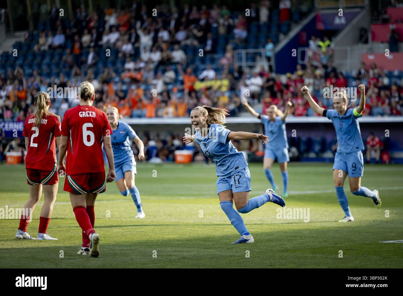 LUZERN- (l-r)Victoria Pelova of Holland, Vivianne Miedema of Holland ...