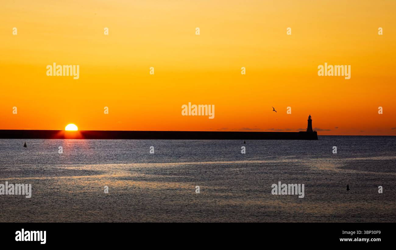 Sunrise at South Shields harbour , the sun rises over the north and ...