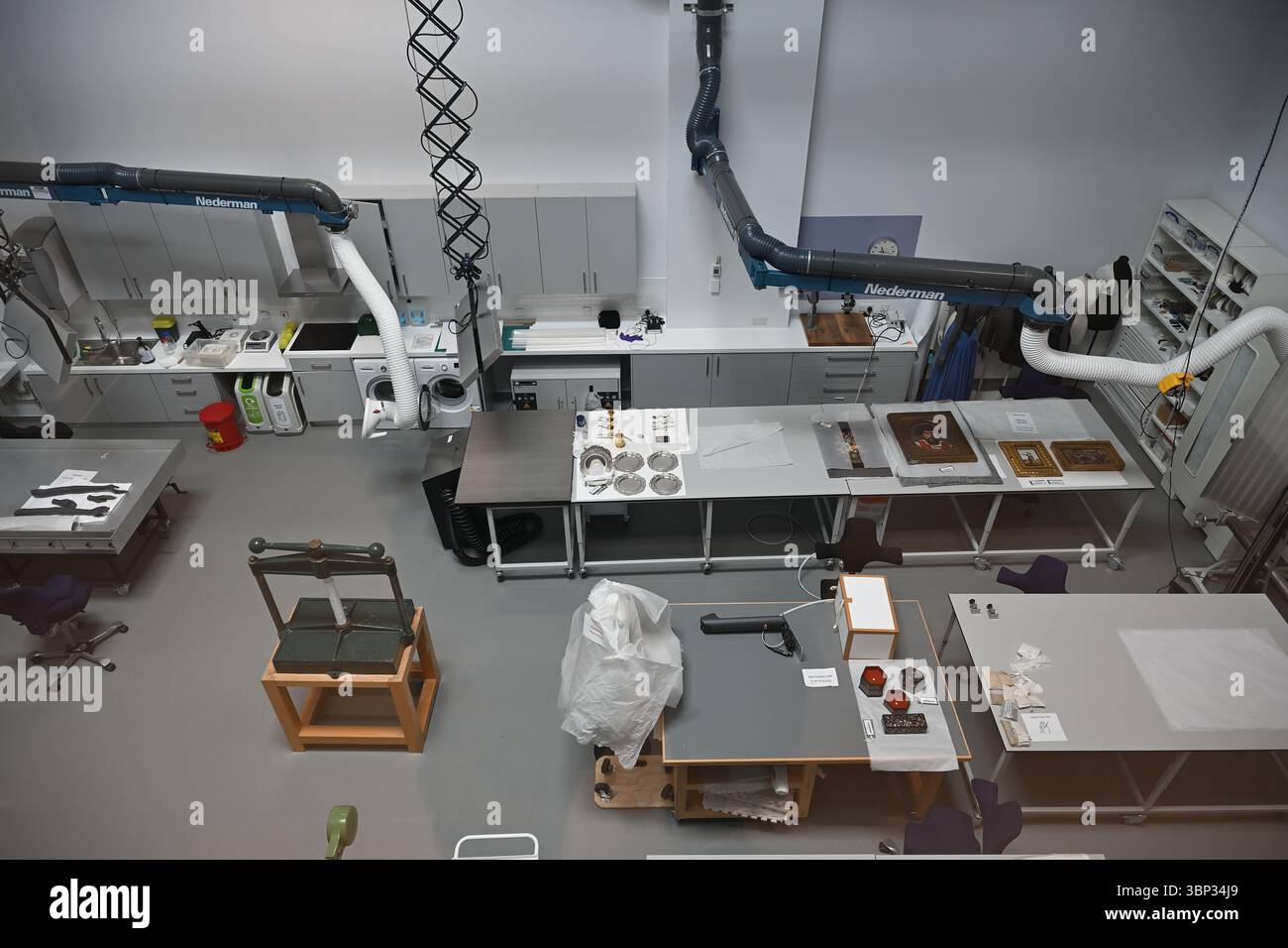 Museum conservation lab hi-res stock photography and images - Alamy