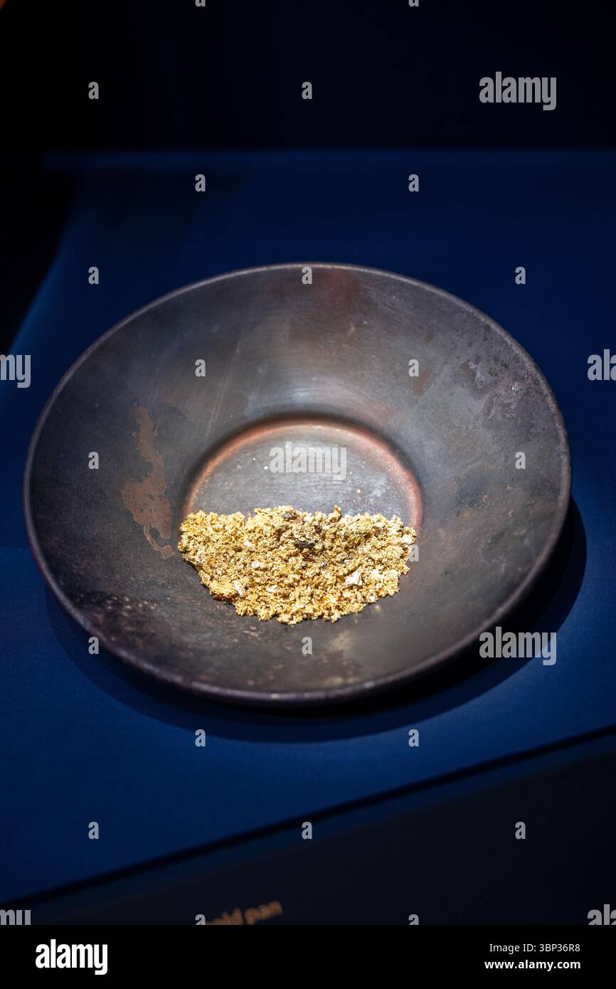 Dust of gold hi-res stock photography and images - Alamy