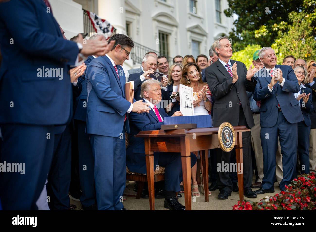 Donald trump signature hi-res stock photography and images - Alamy
