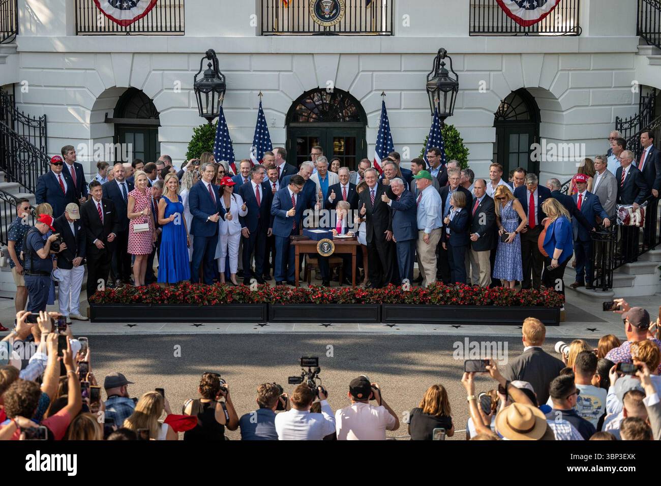 Donald trump signature hi-res stock photography and images - Alamy