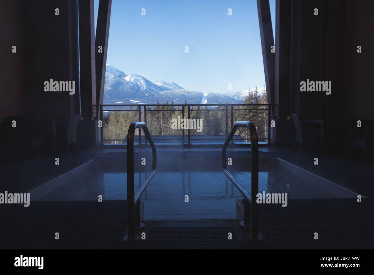 Empty resort hotel swimming pool hi-res stock photography and images ...