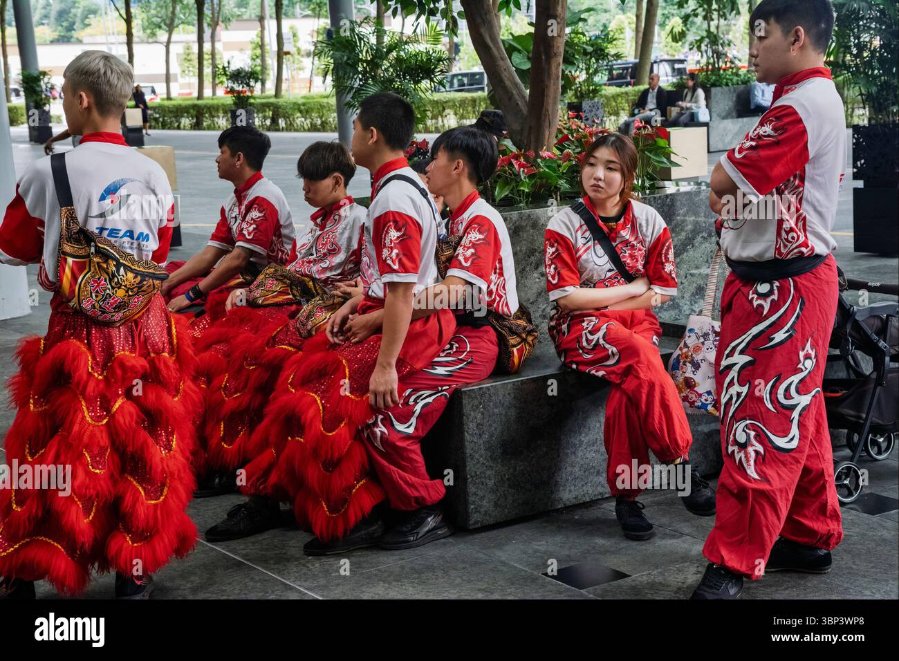 Group dancers perform chinese hi-res stock photography and images - Alamy