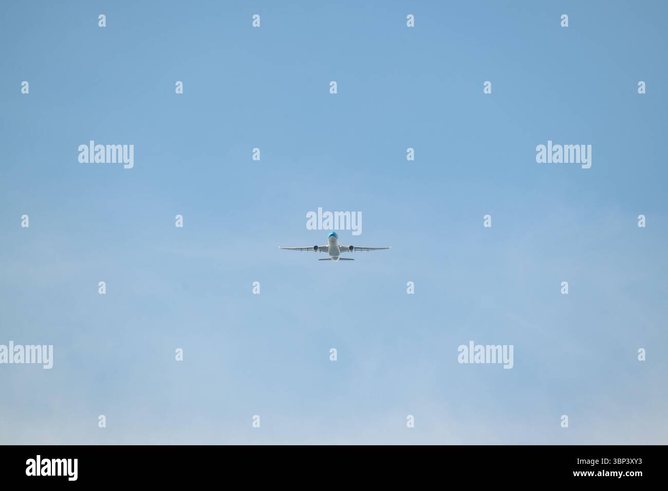 Commercial plane flying in the clear blue sky Stock Photo - Alamy