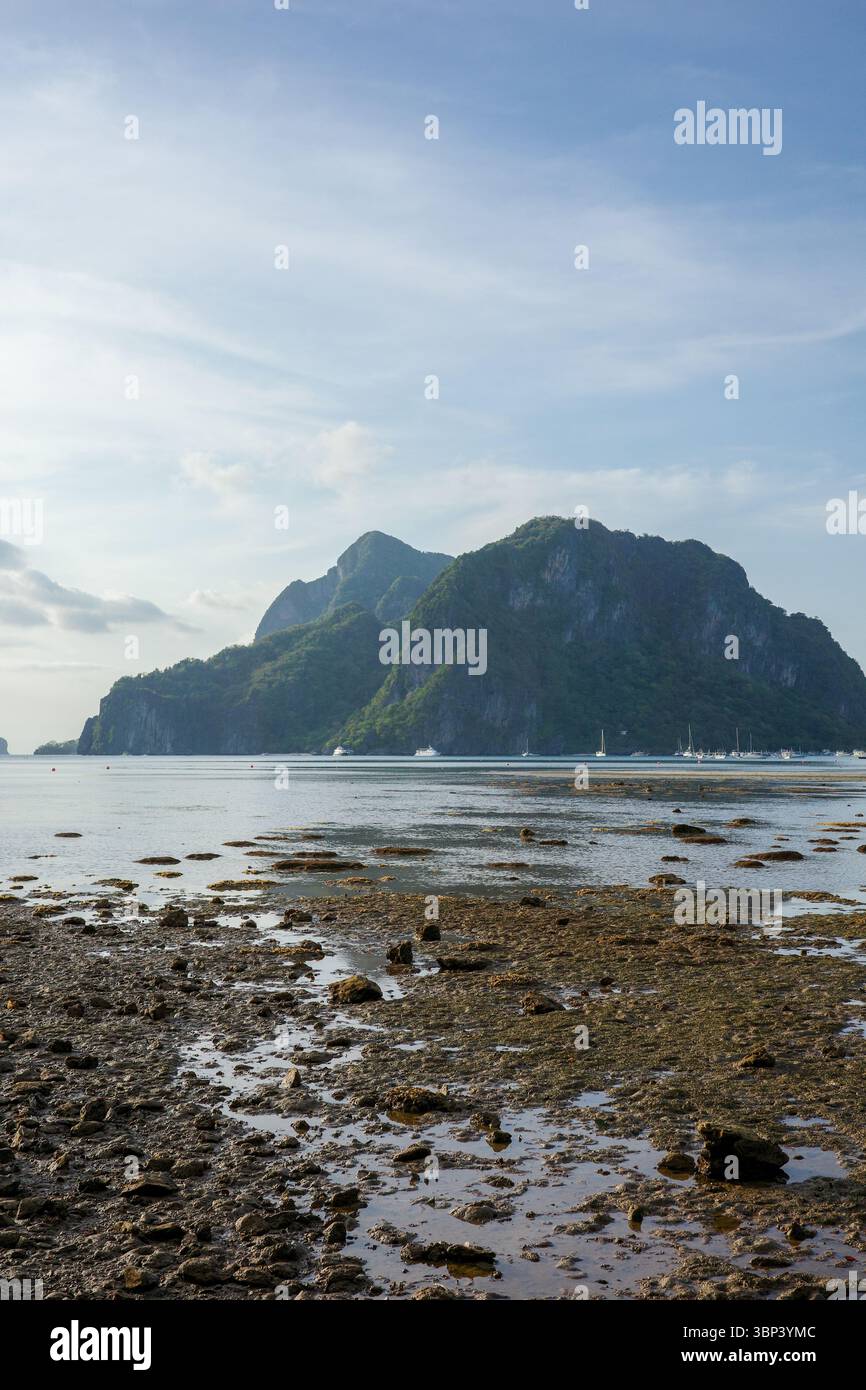 Majestic limestone cliffs boats hi-res stock photography and images - Alamy