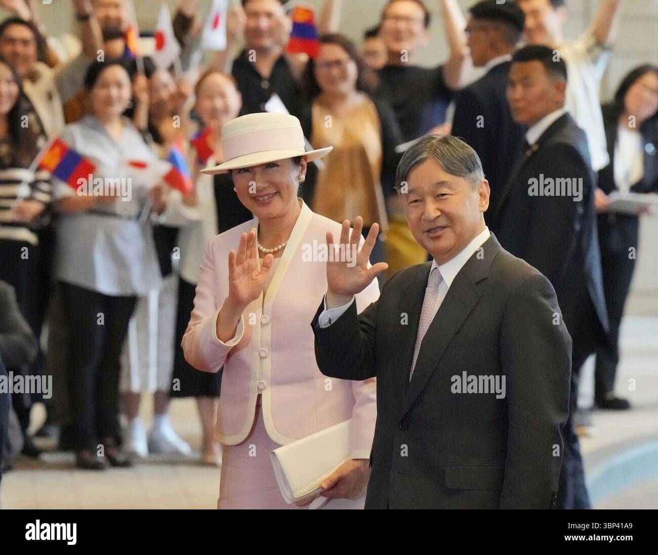 Japanese Emperor Naruhito and Empress Masako arrive at a hotel in ...